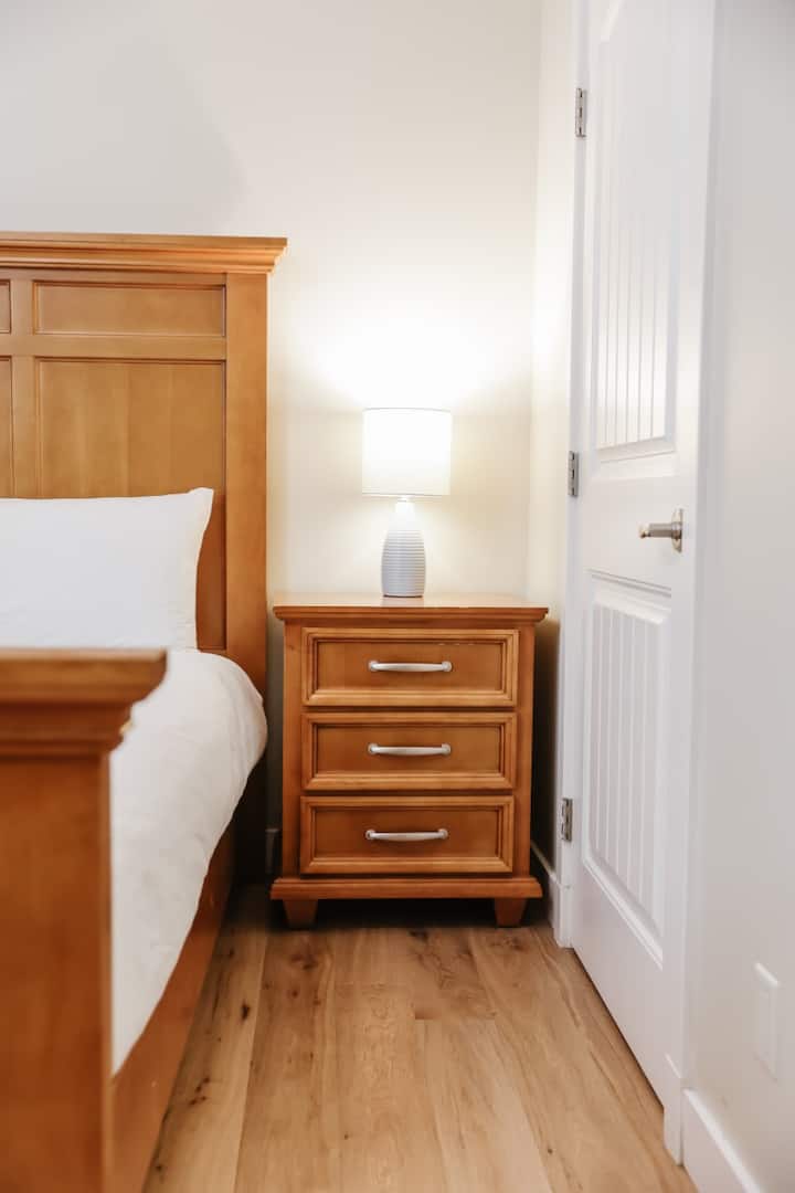 Barona Beach Chateau: Serene Coastal Getaway - West Kelowna