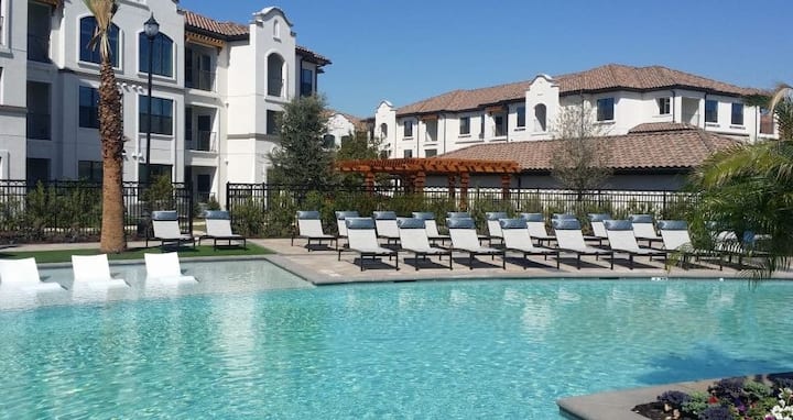 Luxury 2 Bedroom In The Heart Of Sugar Land W/pool - 슈거랜드