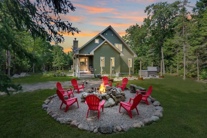 Mitten Pines Cabin | Hot Tub | Fire Pit | Games - Conway, NH