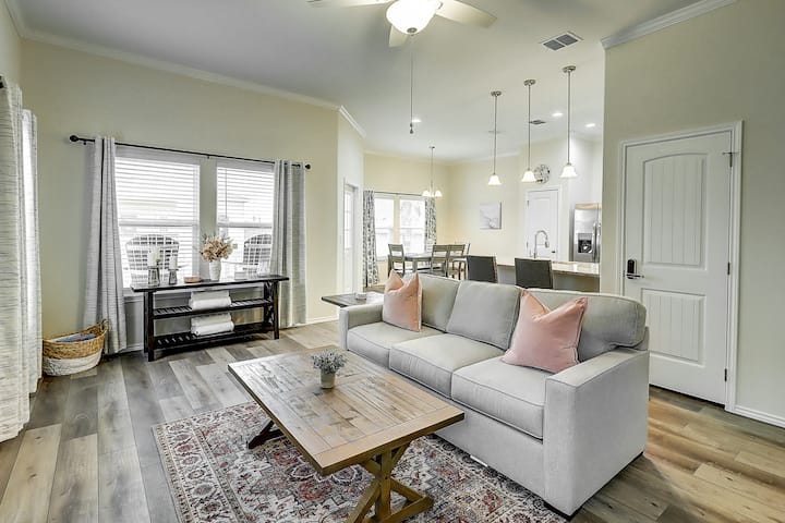 2br | Community Pool | Balcony | Washer/dryer - Bayside, TX