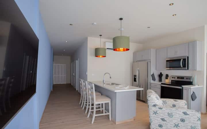 Stylish Apartment With Vibrant Square Views - 아루바