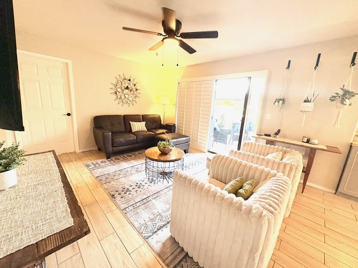 Cozy Cactus Condo 2 Bed 2 Full Bath - Scottsdale, AZ