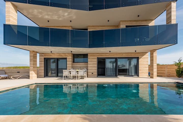 K-23518 Villa De Luxe Près De La Mer Et Avec La - Vir