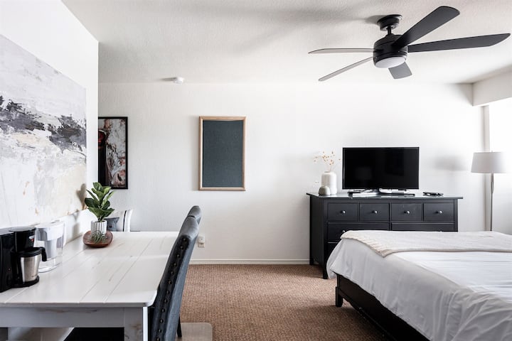 Cozy Studio Unit In Dtc - Aurora