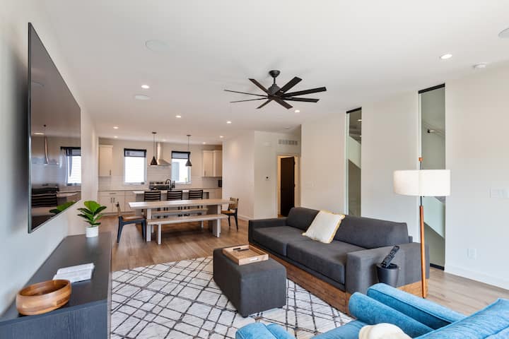 New Modern Townhome With Rooftop Patio - Iowa City, IA