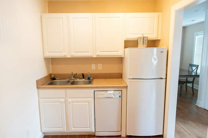 Howards Creek Inn - Apartment 101 - White Sulphur Springs, WV