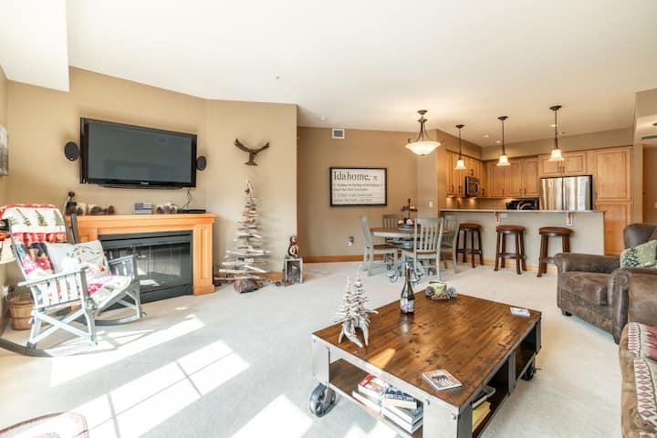 Walkable Riverstone Condo With Private Balcony - 科達倫