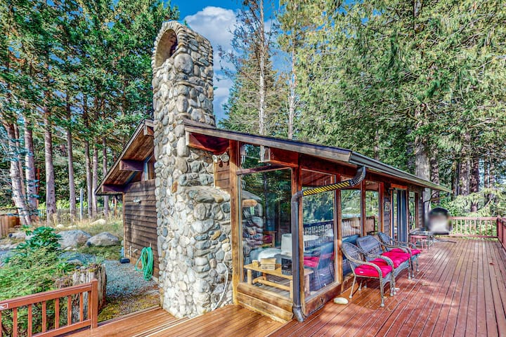 2br Riverfront Retreat With Hot Tub And Fireplace - Gold Bar, WA