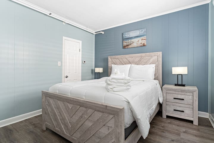 Steps To Beach & Pier | First Floor Suite (461) - Saco, ME