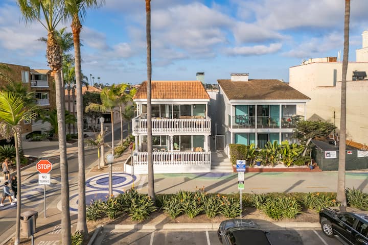 Spacious Duplex With Patio & Balcony On Boardwalk - Newport Beach, CA