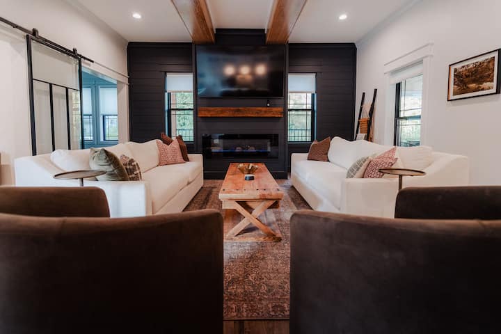 Farmhouse Retreat| Hot Tub + Fire Pit + Game Room - Delaware, OH