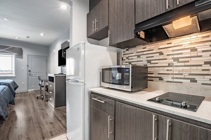 2 Queens, Scottish, Relaxing Stay, Free Breakfast - Katy, TX