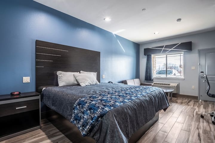 Relaxing Retreat Near Katy Malls, Budget Friendly - Katy, TX