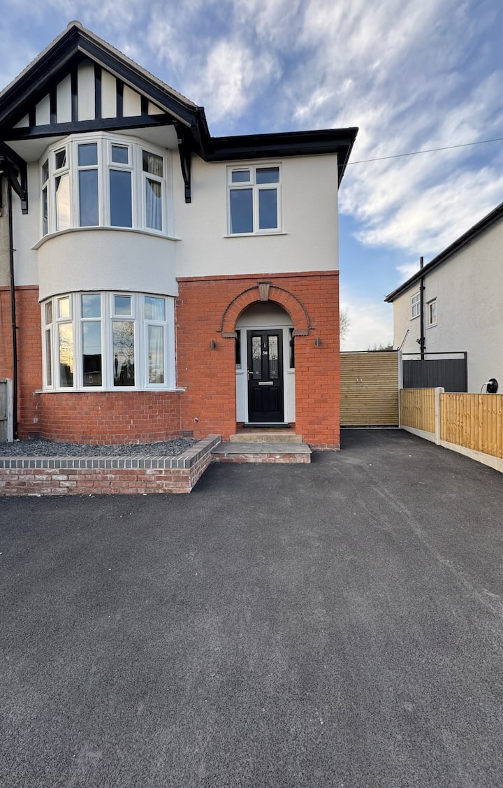 Modern 5 Bed Home Near Royal Shrewsbury Hospital - Shrewsbury
