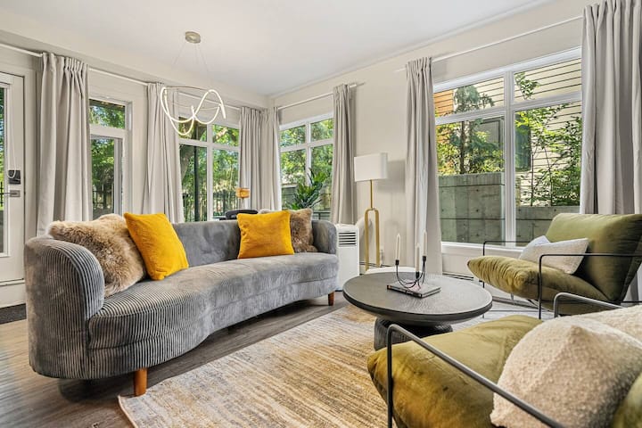 Retro Vibes | Steps To Uofa, Rogers Place & Patio - Edmonton, Canada