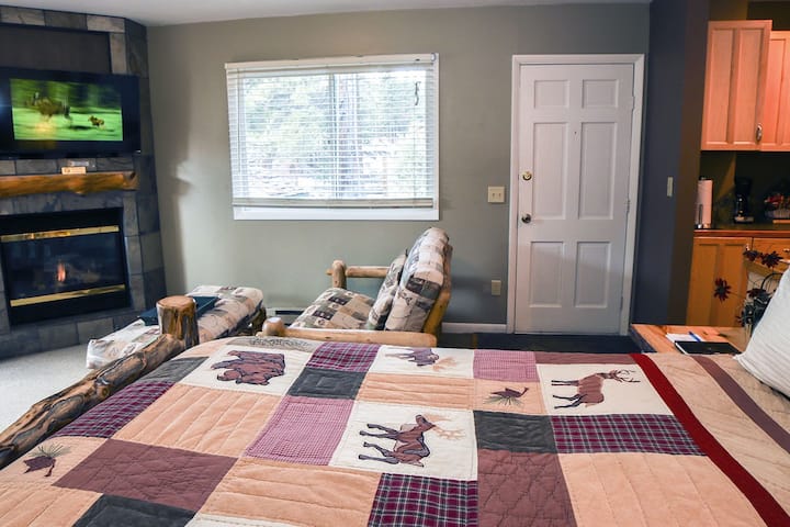 Suite With Hot Tub And River View - Estes Park, CO