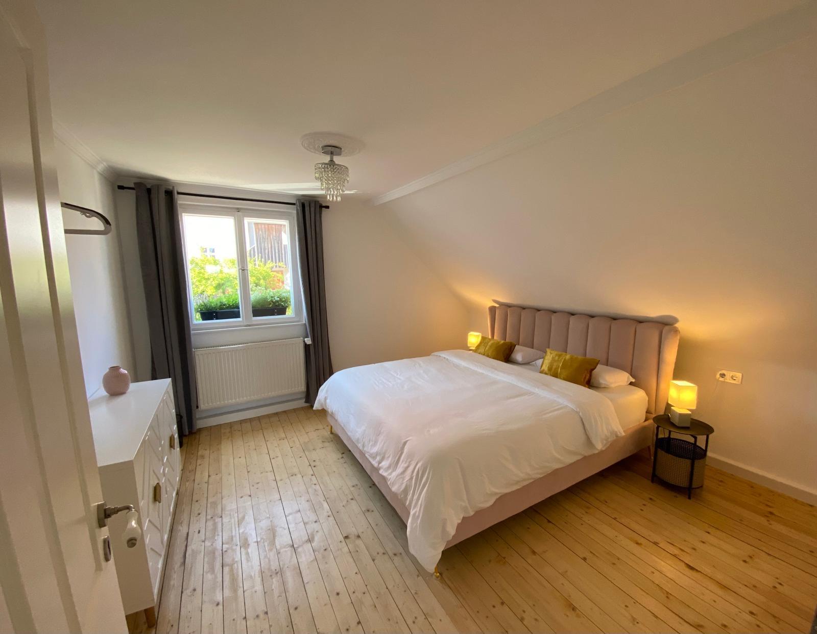 3 Bed Cottage - Sleeps 6 - Parking - Wifi - Breitenbrunn