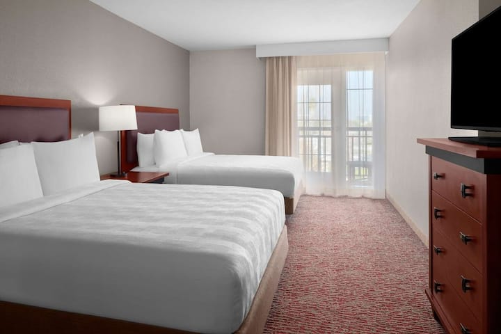 Roomy Suite Ideal For Groups - Kitchen & Balcony - Los Gatos, CA