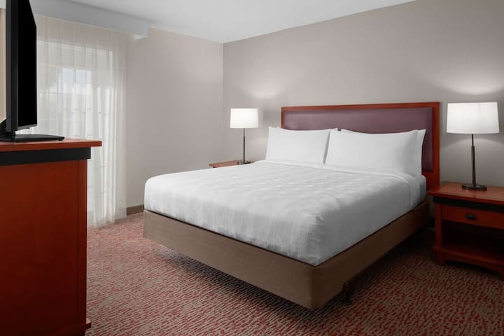 Spacious Suite W/ Kitchen In Central Location - Santa Clara, CA