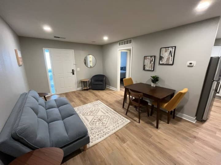 Aksarben Area 2 Bd-2 Ba By Uno - Omaha, NE