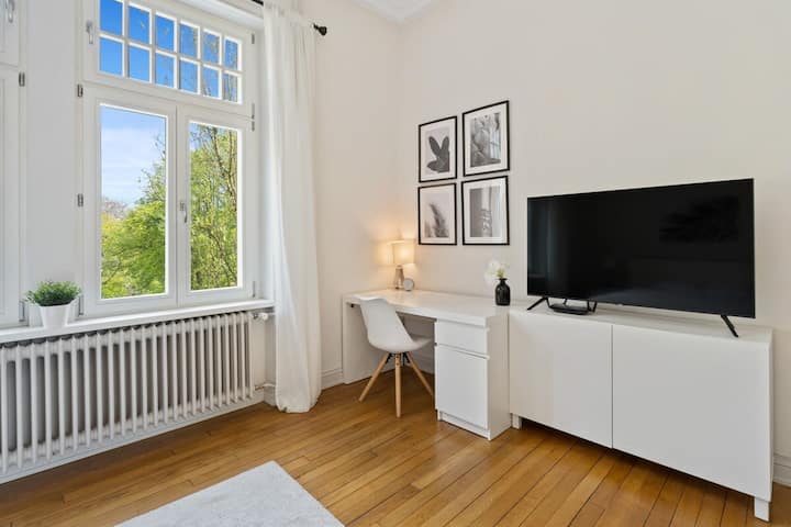 Spacious Room W/ Work Desk & Near Bus Stops - Luxembourg