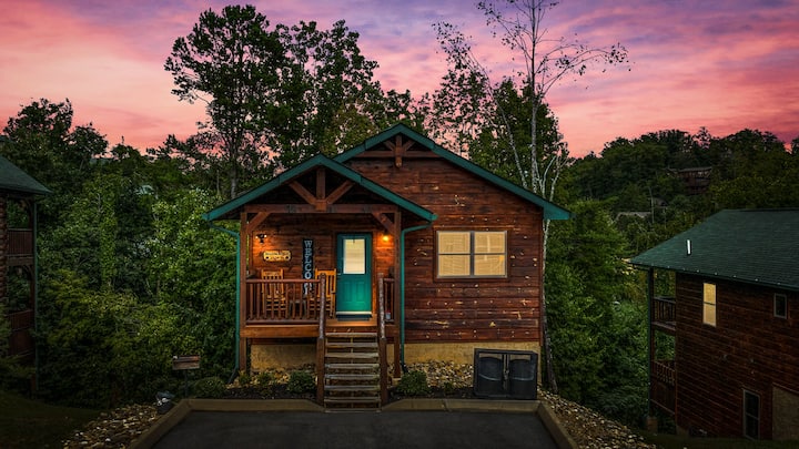 Pet Friendly Cabin | Hot Tub + Game Room + Pool - Pigeon Forge, TN
