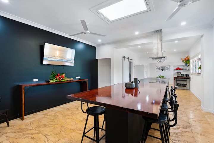 Tranquility Guesthouse (Entire House) Sleeps 16-18 - Mission Beach