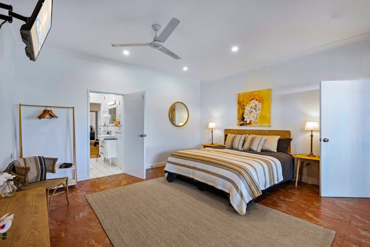 Tranquility Guesthouse (Upstairs Only) Sleeps 8-10 - Mission Beach
