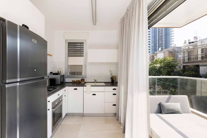 Beach Life - Apartment With Balcony By Localz - Tel-Aviv
