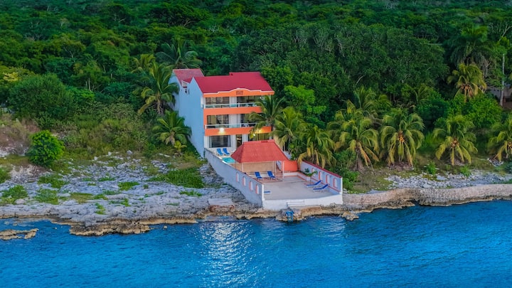 7 Bedrooms, Oceanfront, Bike Path To Town - Cozumel