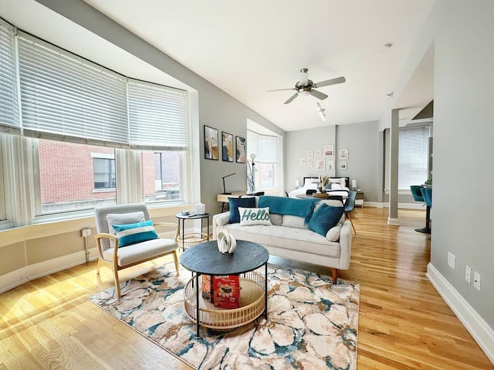 Stylish City Studio W/ Dining & Comfort - Cincinnati