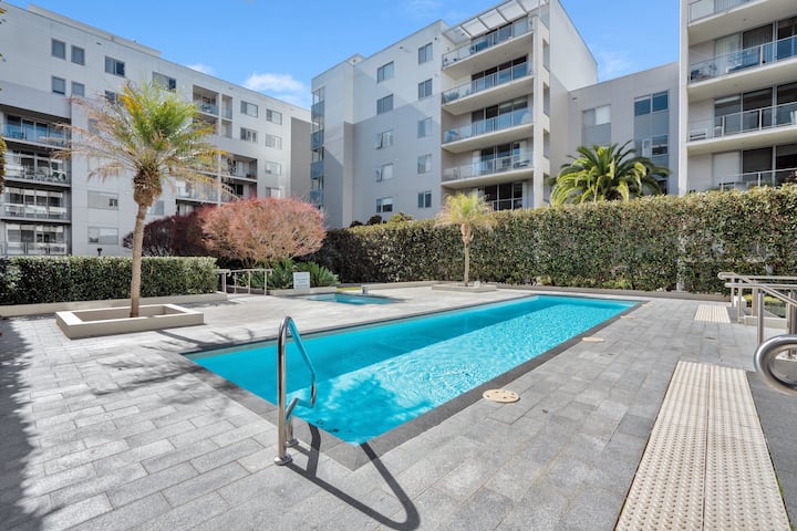 Modern 1-bed Unit With Pool Views And Balcony - Canberra