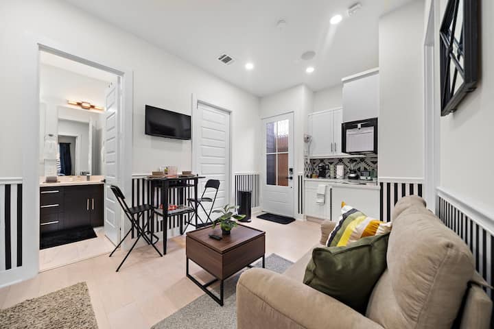 Suite Nr Dt, Med Center | Wifi | Games | Yard Bbq - Houston, TX