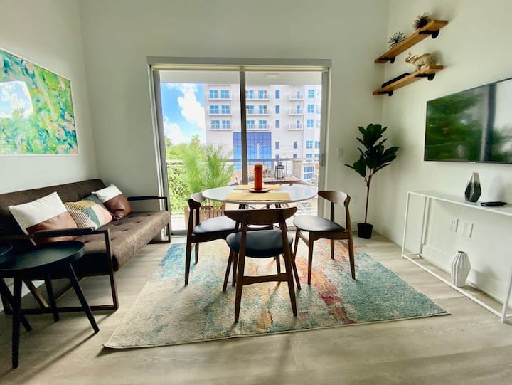 Bright Private Bedroom W/ Ensuite Bath & Balcony - Miami, FL