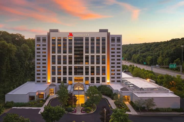 Near The Airport Stay + Free Shuttle & Restaurant - Sewickley