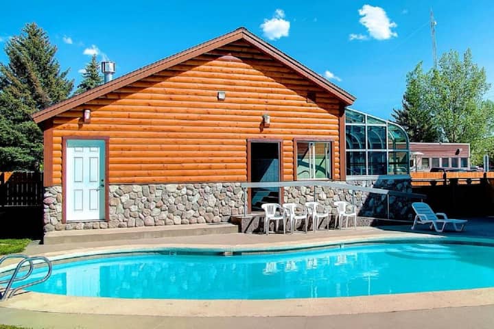 Comfy Queen Beds | Free Parking. Free Ski Bus - Steamboat Springs, CO