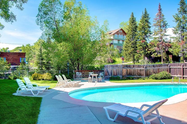 Spacious Queen Suite | Free Parking. Free Ski Bus - Steamboat Springs, CO