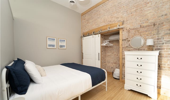Upscale Loft: Hot Tub: Heated Pool: King Size Bed - South Haven, MI
