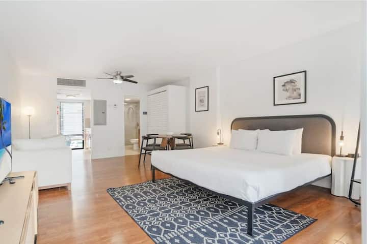 Ft Lauderdale Studio Pool/parking Steps To The Bea - Fort Lauderdale, FL