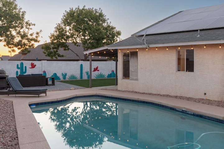 Glendale Pool Retreat | Spa, Golf & Games - Glendale