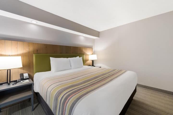 King Studio | Free Parking. Free Breakfast. Pool - Wichita, KS