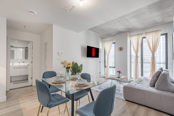 Square Vic | 2 Queens + Balcony Retreat - Brossard