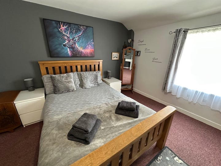 Llanidloes - Sleeps 7 - Parking - Pet Friendly - Llanidloes