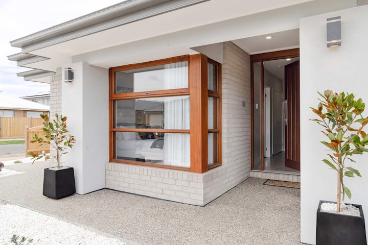 Pollen Escape I Corporate N Insurance Stays - Geelong