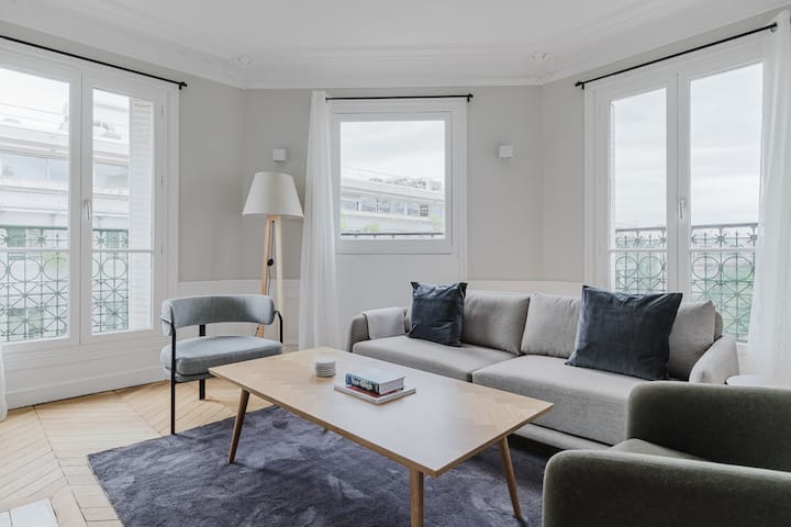 Blueground | Batignolles, Near Markets & Shops - Paris