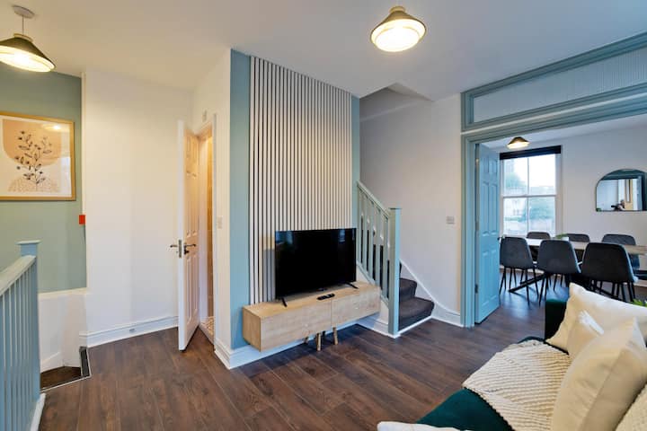 Spacious Whitechapel Getaway: 4-bed Home - 런던