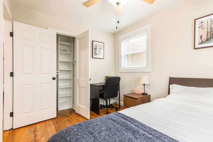 Stunning Home 10 Min To Dc By Cozysuites - Alexandria, VA
