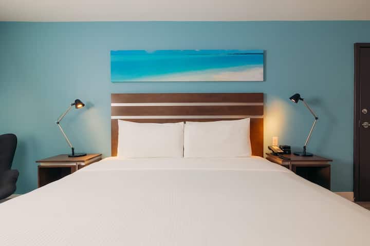 Modern Hotel W/ Pool | Close To The Queen Mary - Long Beach, CA
