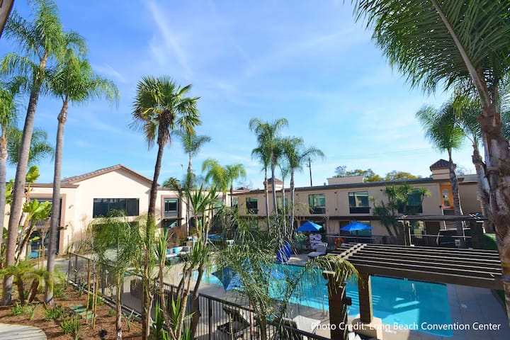 The Cove Double Queen, 2 Modern Rooms, Pool - Long Beach, CA