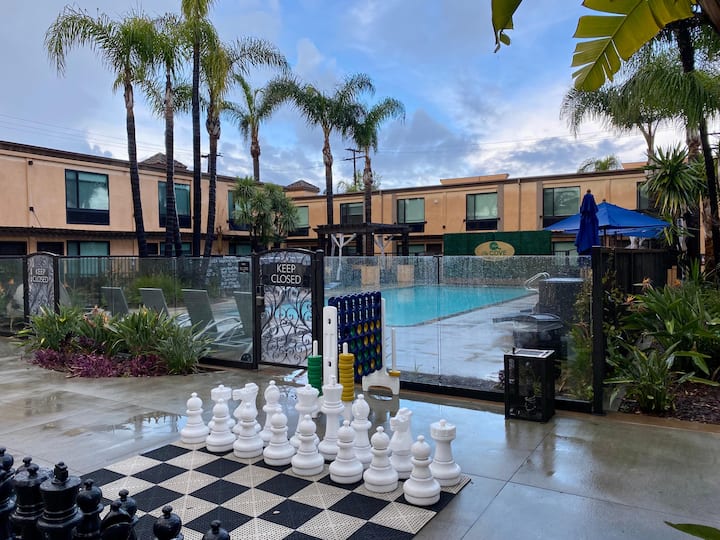 The Cove Double Queen, 2 Modern Rooms, Pool - Long Beach, CA